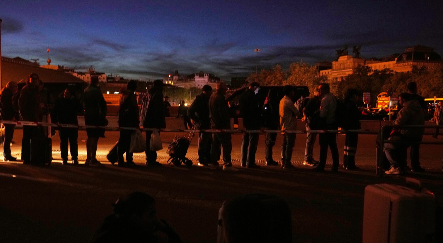 Γιατί έσβησαν τα φώτα σε Ισπανία και Πορτογαλία: Το «μαύρο» απειλεί και ...
