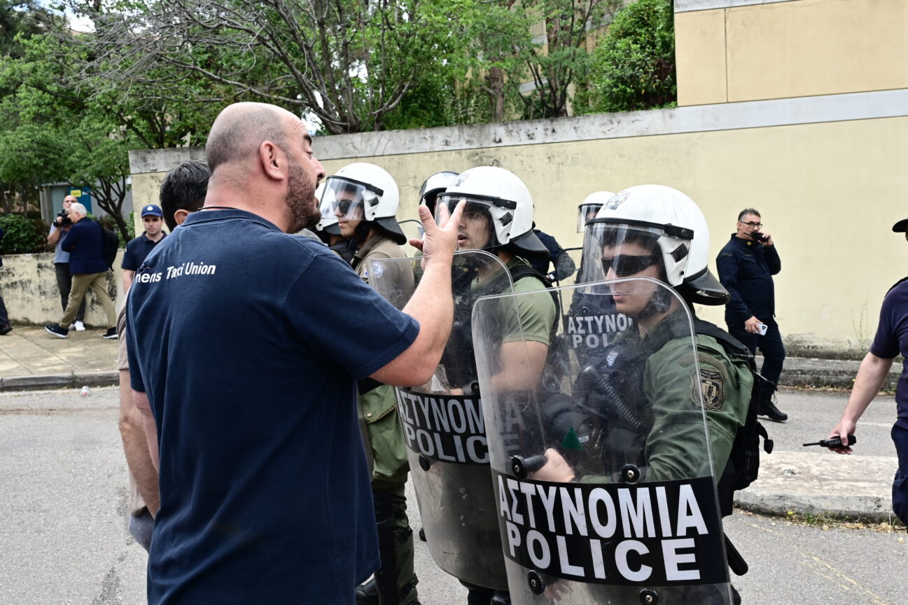 Απεργία ταξί: Ξύλο και χημικά από τα ΜΑΤ στους οδηγούς στο υπουργείο ...