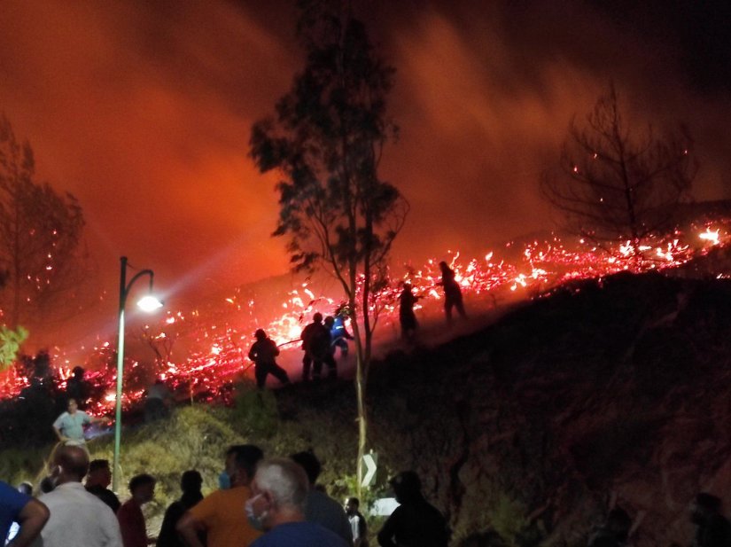 Φωτιά στη Χίο: Νέο 112 για απομάκρυνση κατοίκων προς την πόλη - Μάχη να ...