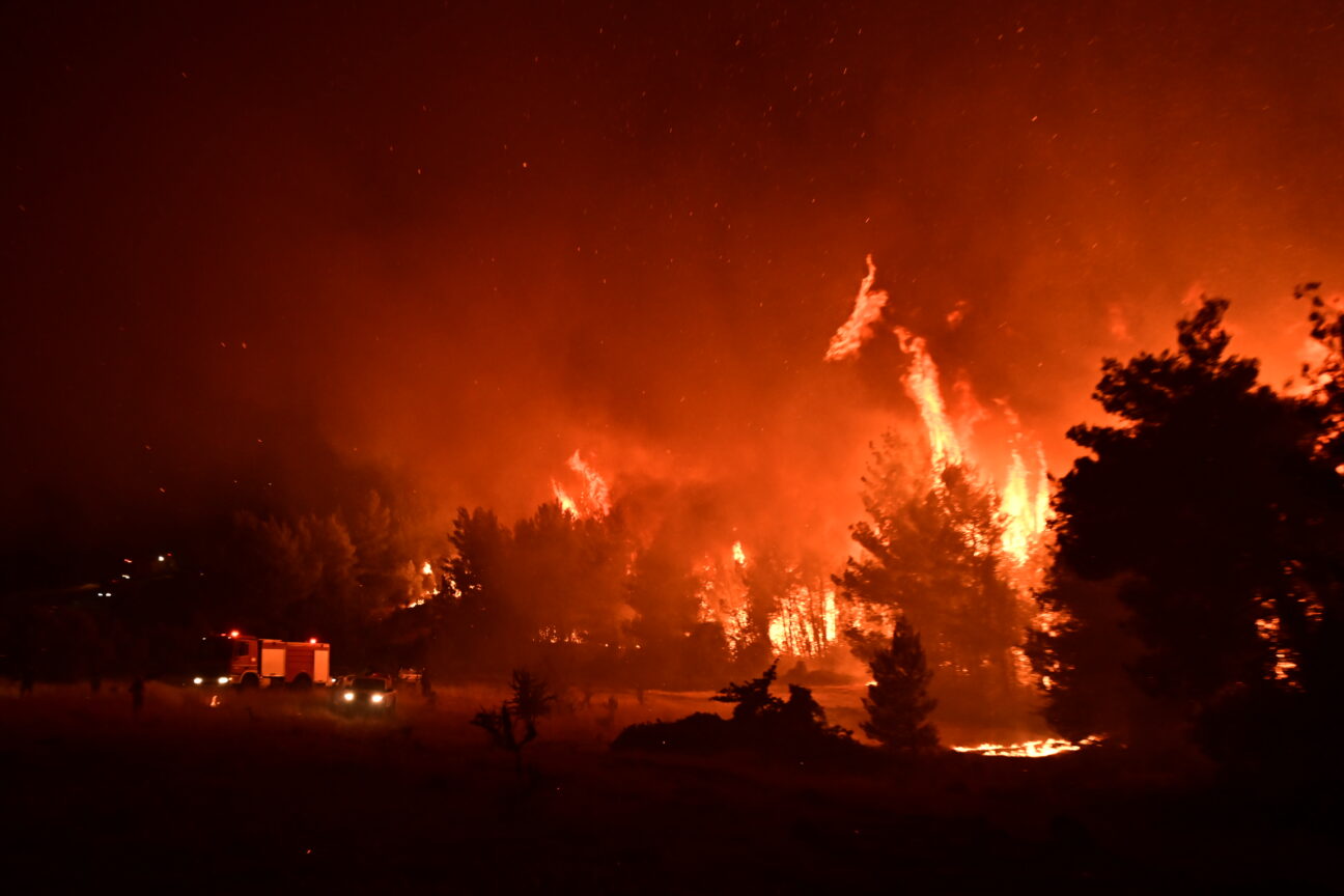 Ανεξέλεγκτη η φωτιά στον Ωρωπό: Προληπτική εκκένωση της δομής προσφύγων ...