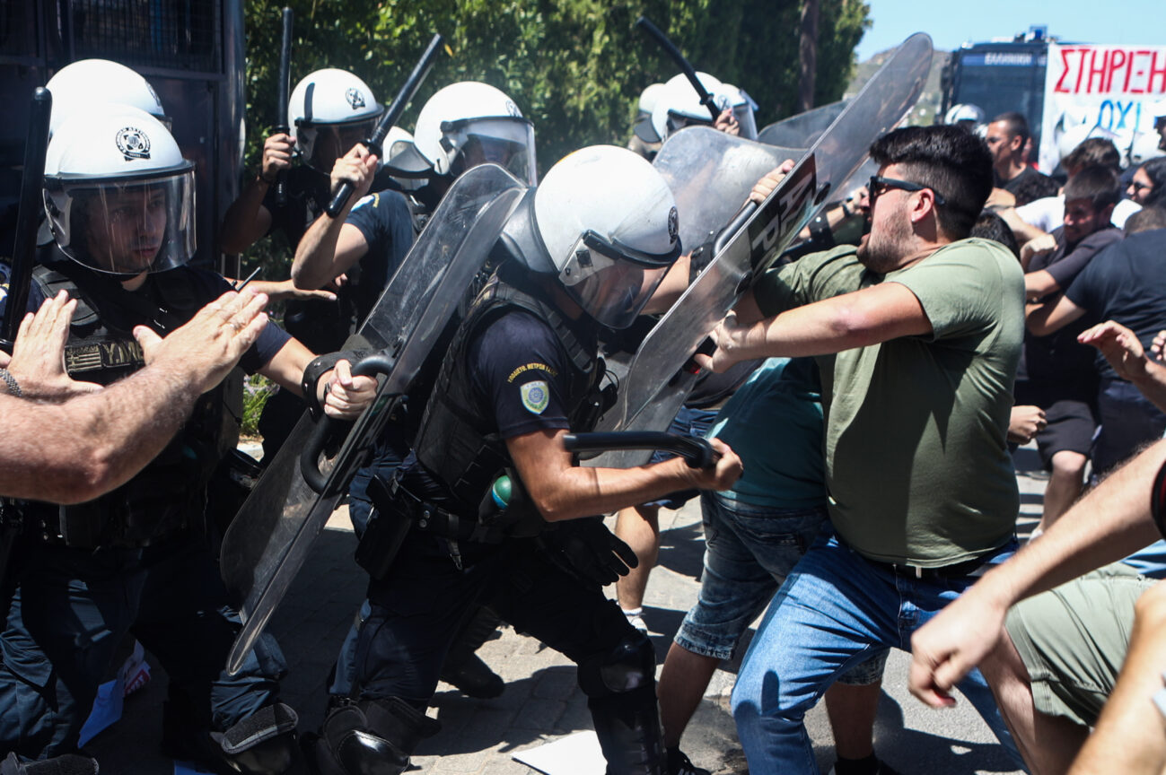 Ανάβυσσος: Επέμβαση των ΜΑΤ με χημικά και γκλοπ σε φοιτητική ...