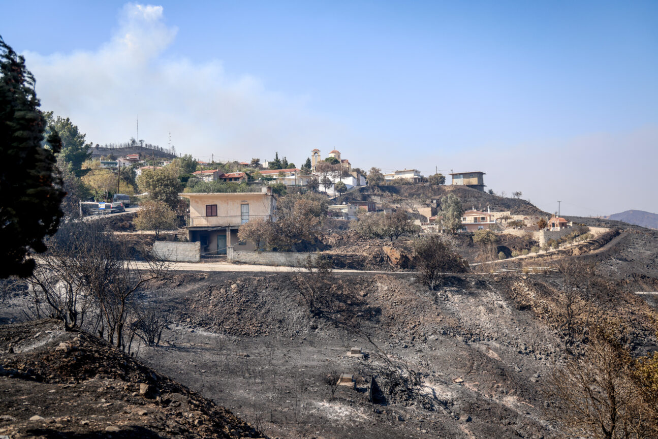 Χίος: Εικόνες βιβλικής καταστροφής από τη φωτιά - Πλάνα από drone ...