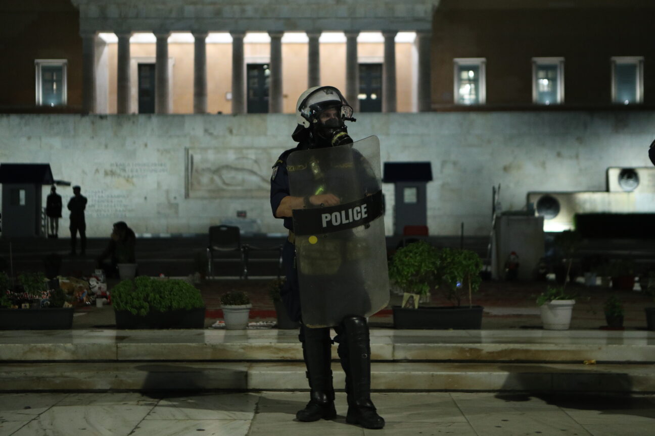 Σύνταγμα: Τα ΜΑΤ φυλάνε το μνημείο του Αγνώστου Στρατιώτη από ...