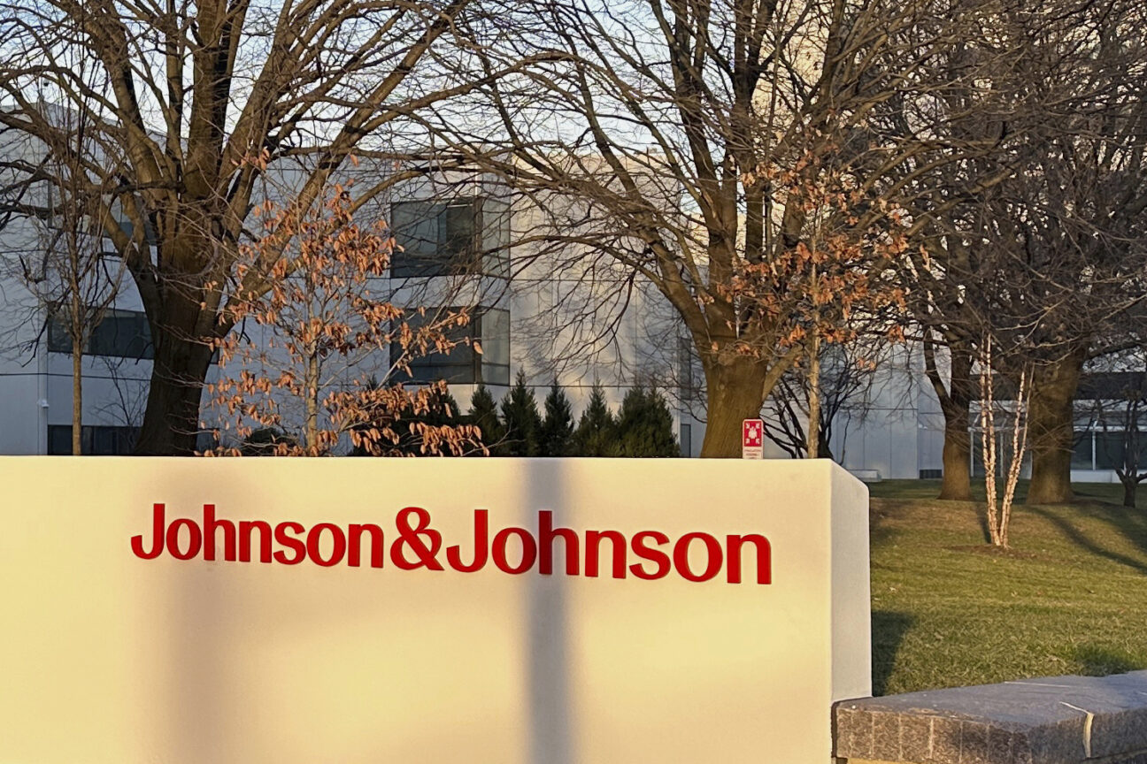 Σάλος στη Βρετανία: Μαζικές αγωγές κατά της Johnson & Johnson για ταλκ ...
