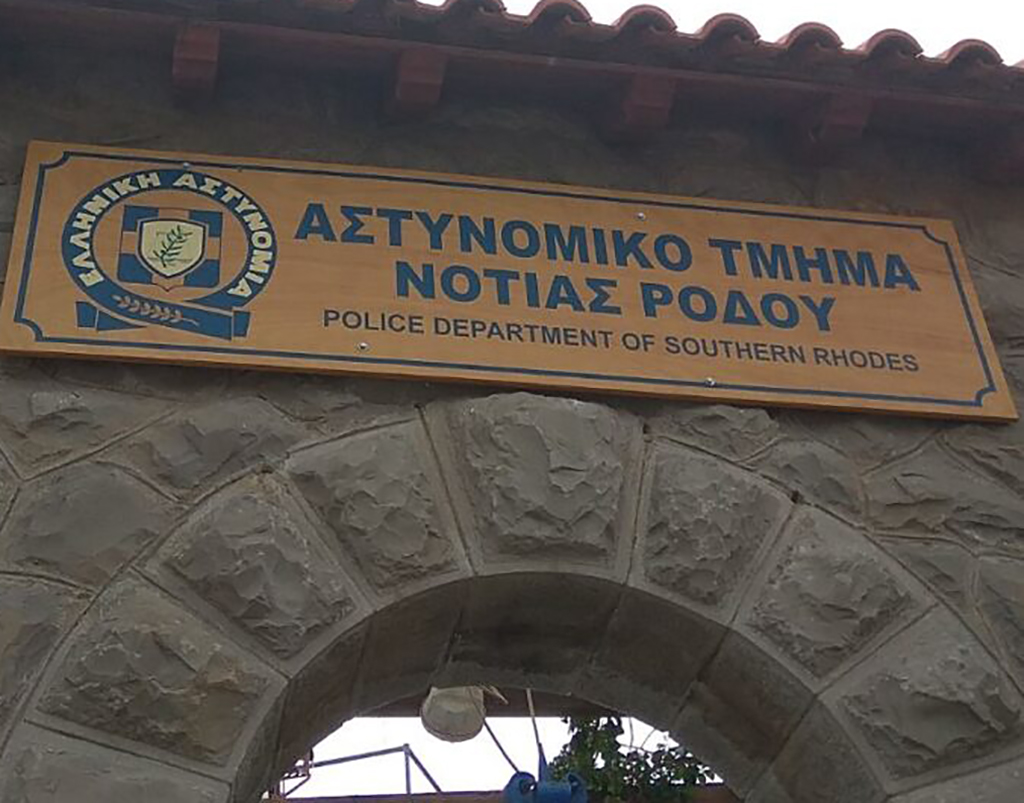Ρόδος: Δανή τουρίστρια, τύφλα στο μεθύσι, κατέβασε την ελληνική σημαία ...