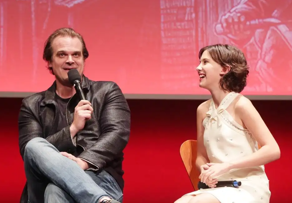 Stranger Things: Η Μίλι Μπόμπι Μπράουν κατηγορεί τον Ντέιβιντ Χάρμπορ ...