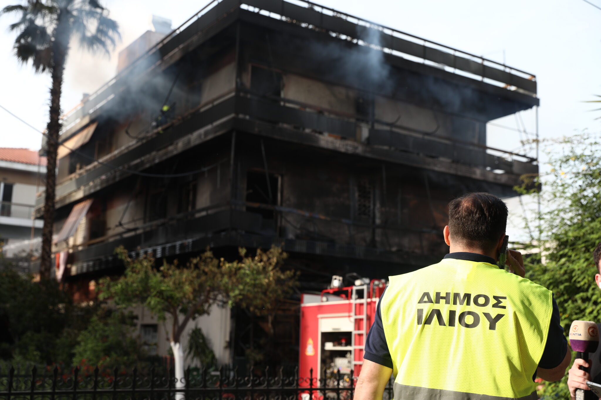 Πυρκαγιά σε επιχείρηση ανταλλακτικών στο Ίλιον: Ο ιδιοκτήτης είχε πέσει ...