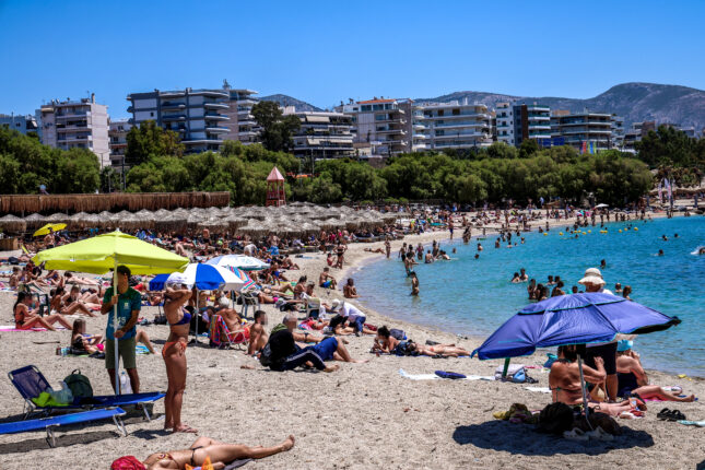 Ανάβυσσος: Beach bar που σφραγίστηκε την Παρασκευή λειτουργεί σαν να ...