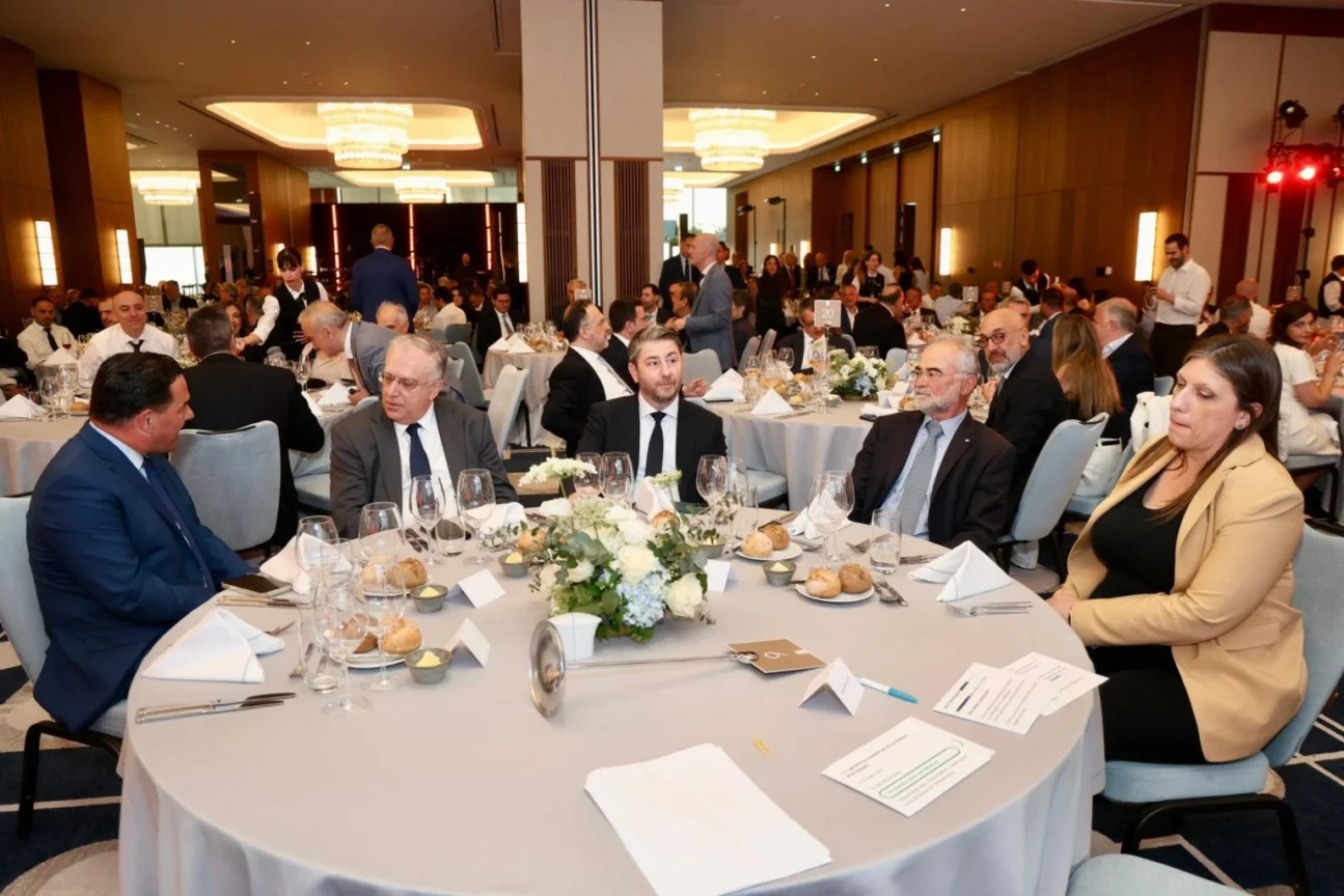 Άδωνις, Κωνσταντοπούλου και Ανδρουλάκης στο ίδιο τραπέζι: Το αμήχανο ...
